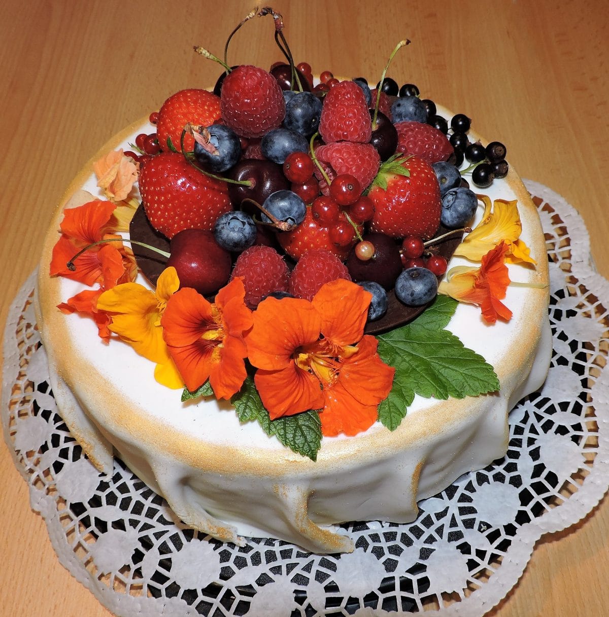 Ideje za okrasitev torte z naravnim cvetjem | dr. Katja Rebolj